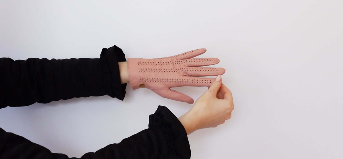 Guide » How to put on your gloves correctly | RHANDERS